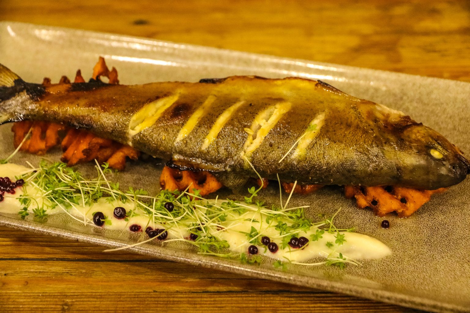 Krāsnī cepta varavīksnes forele medus - sinepju glazūrā