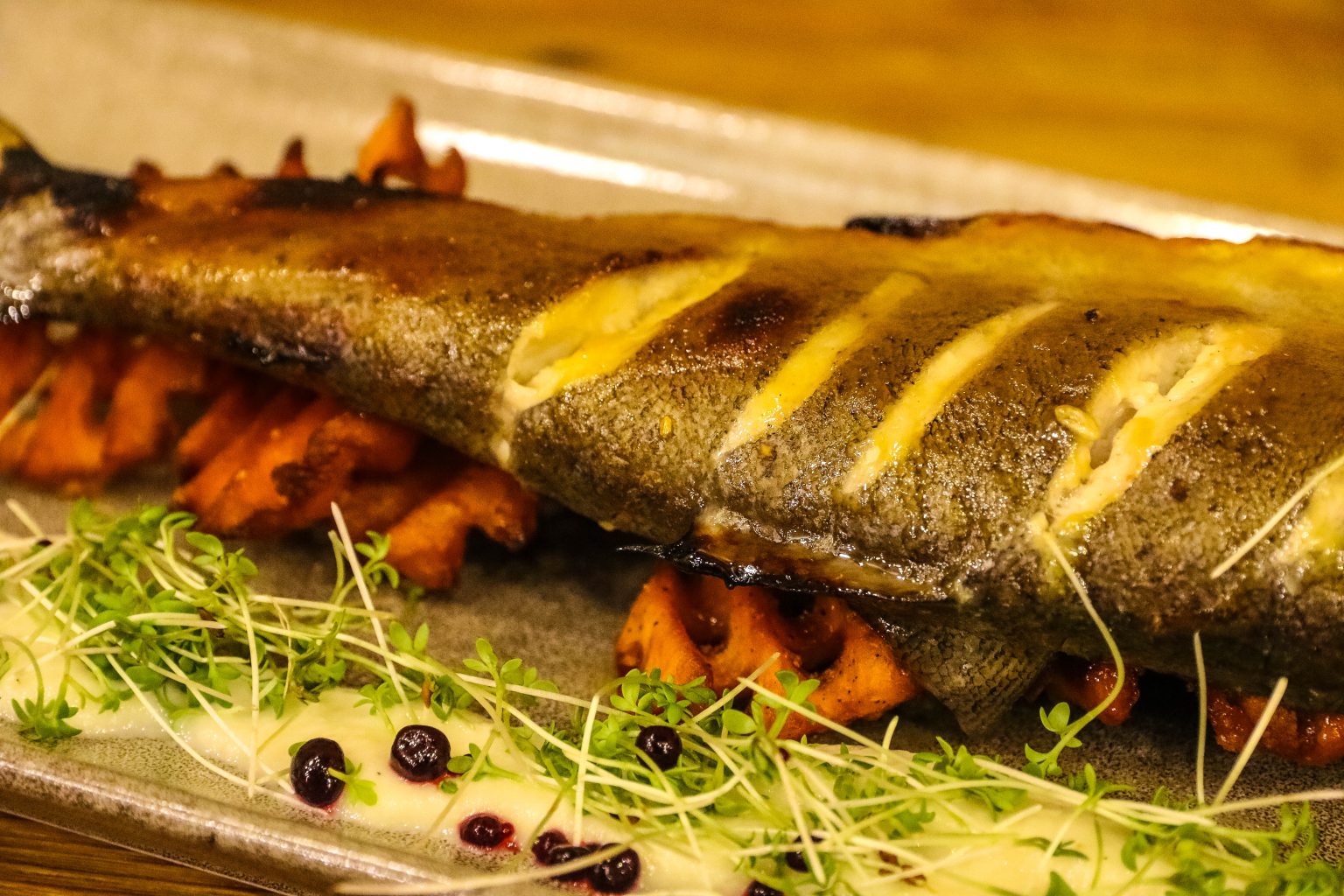 Krāsnī cepta varavīksnes forele medus - sinepju glazūrā