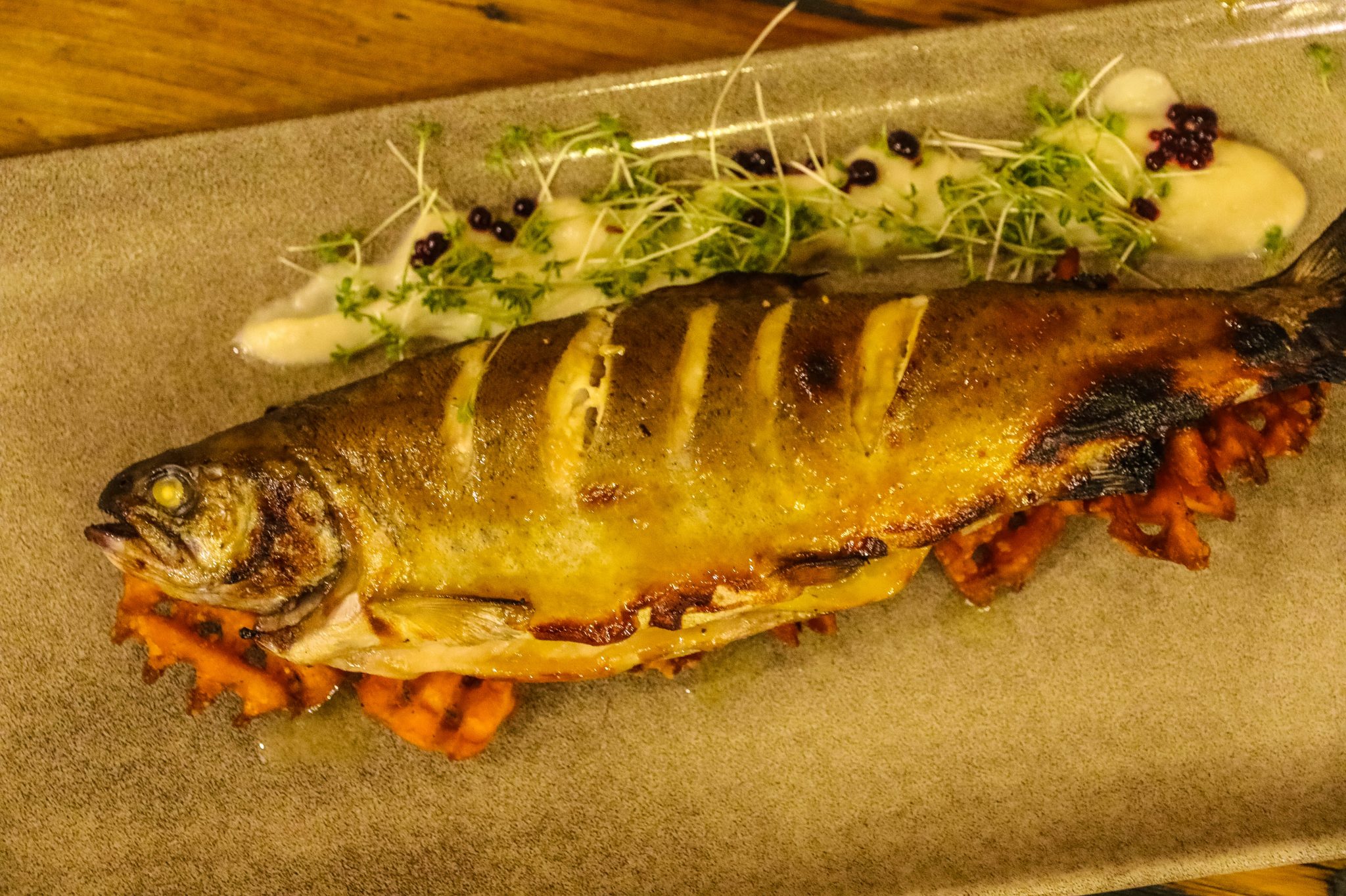 Krāsnī cepta varavīksnes forele medus - sinepju glazūrā